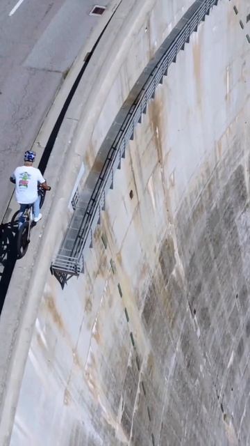 Зачем ему шлем