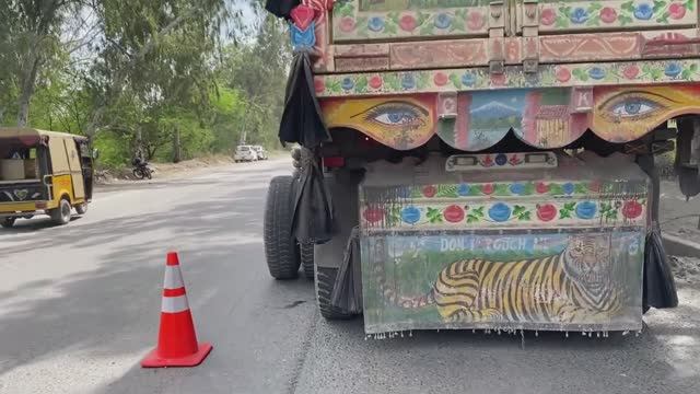 Поломка заднего моста грузовика. Пакистанский автосервис на дороге