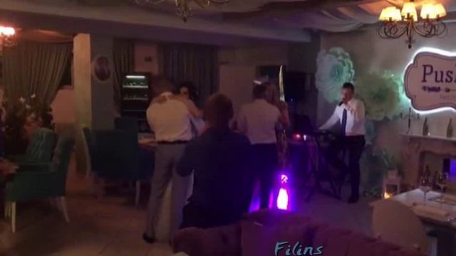 Поет Павел Лясковский. В ресторане, Москва.