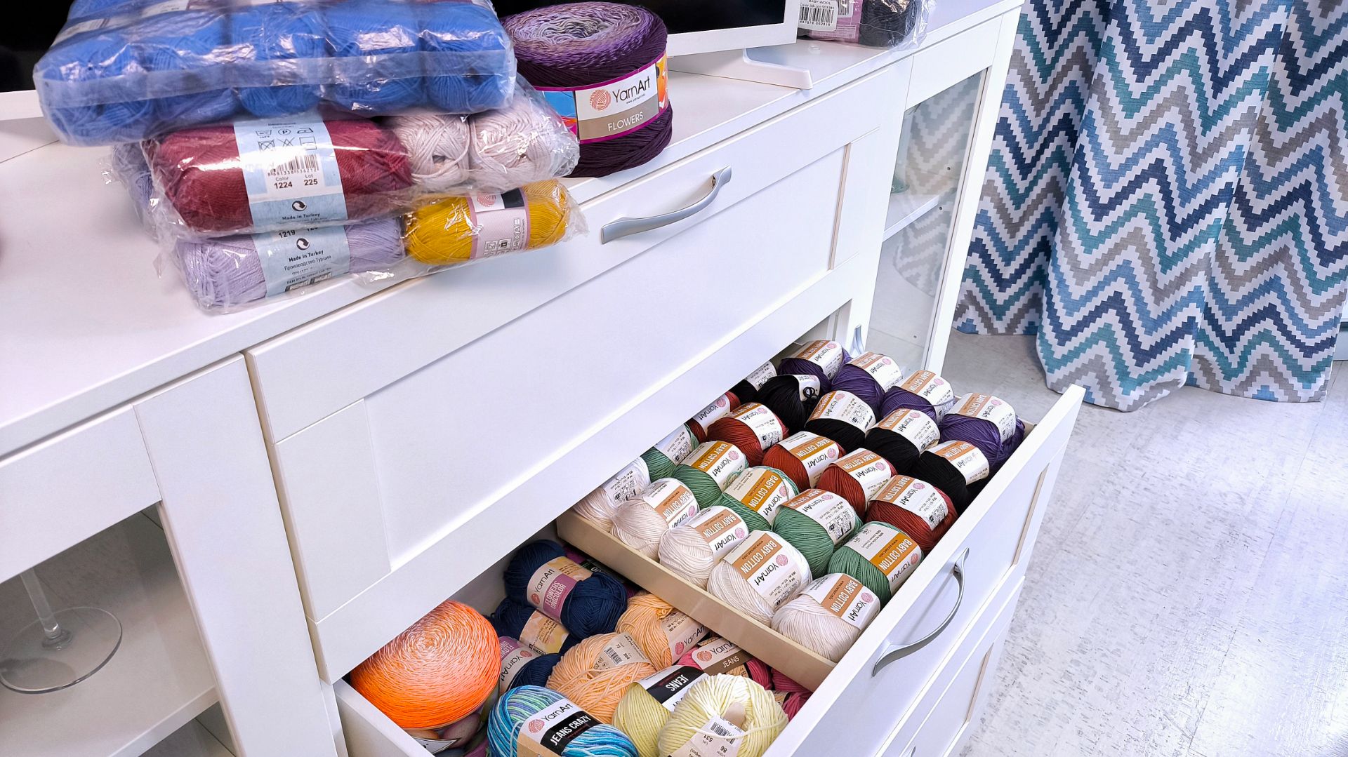 Решила продать шкаф для рукоделия. Хранение пряжи и вышивальных запасов в новой квартире.