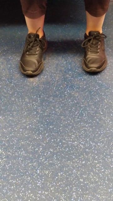 Девушки, берегите свои ножки! Ох! Она забыла одеть носочки...