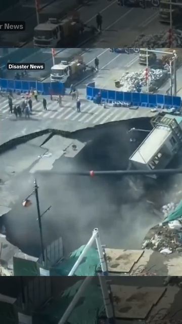 Образование огромной провальной ямы на линии метро Цзяминь в Шанхае, Китай 🇨🇳