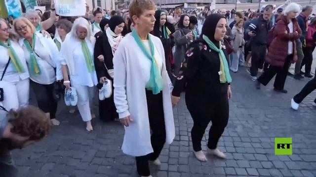 شاهد.. والدتان فلسطينية وإسرائيلية جنبا إلى جنب في مسيرة حافية الأقدام من أجل السلام وسط روما