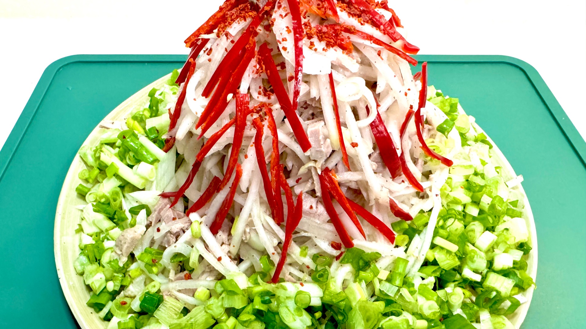 Салат «Вулкан» с дайконом и мясом.