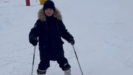 25-03-2026 ВПЕРВЫЕ ВСТАЛ НА ЛЫЖИ