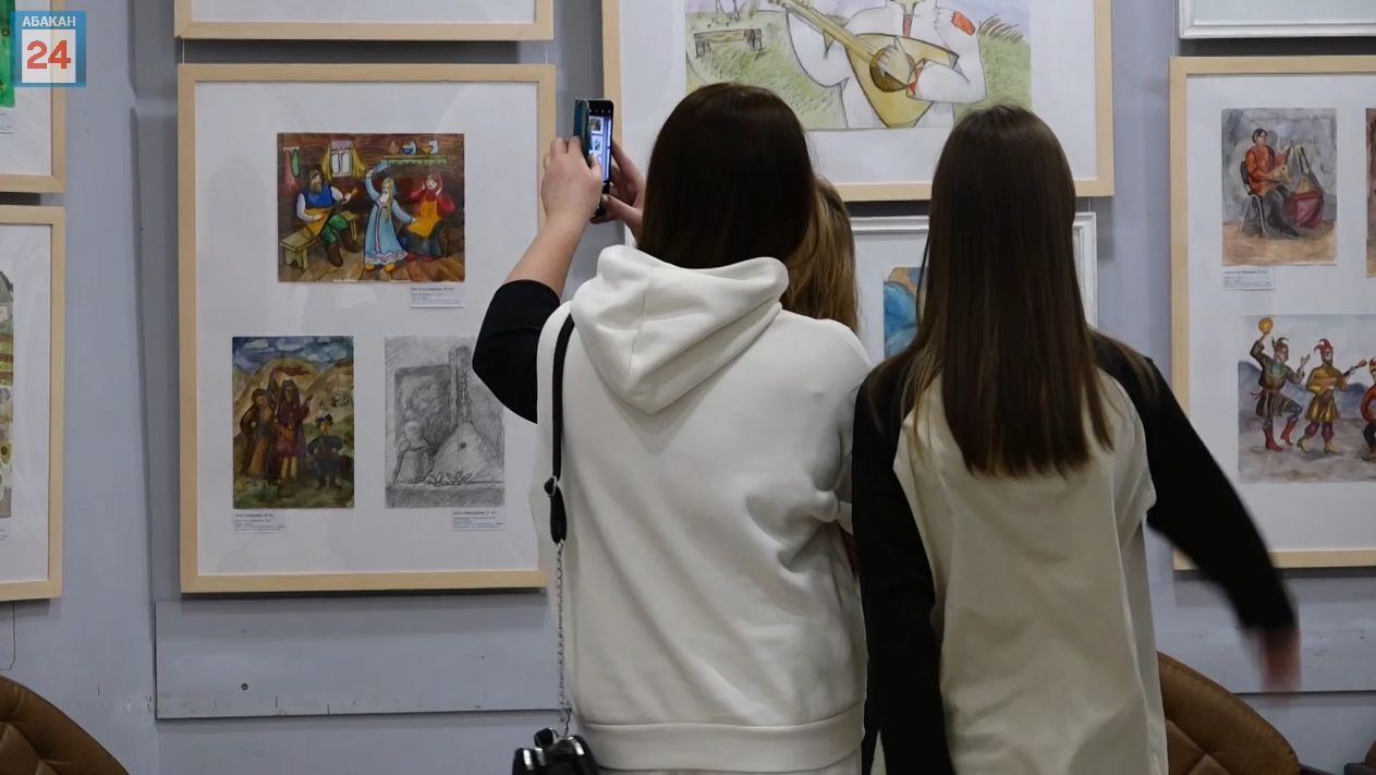 Струны русской души: абаканская «Победа» принимает  выставочный проект «Сказки нашей балалаечки»