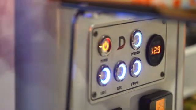 Уютный отдых в одиночестве в маленьком автомобиле