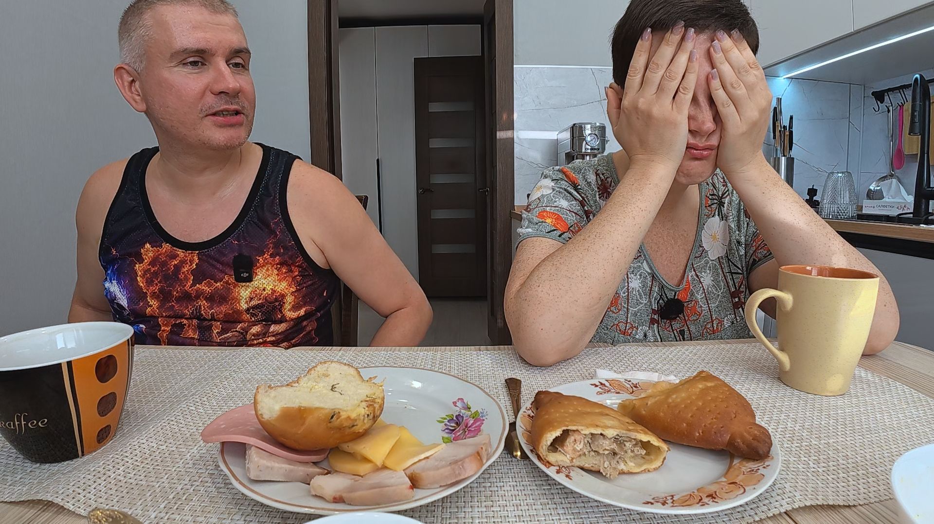 Мукбанг Вован не хочет РАБОТАТЬ, ему лишь бы ОТДЫХАТЬ! ЗАДОЛБАЛ нет мочи! Семейный обед в России