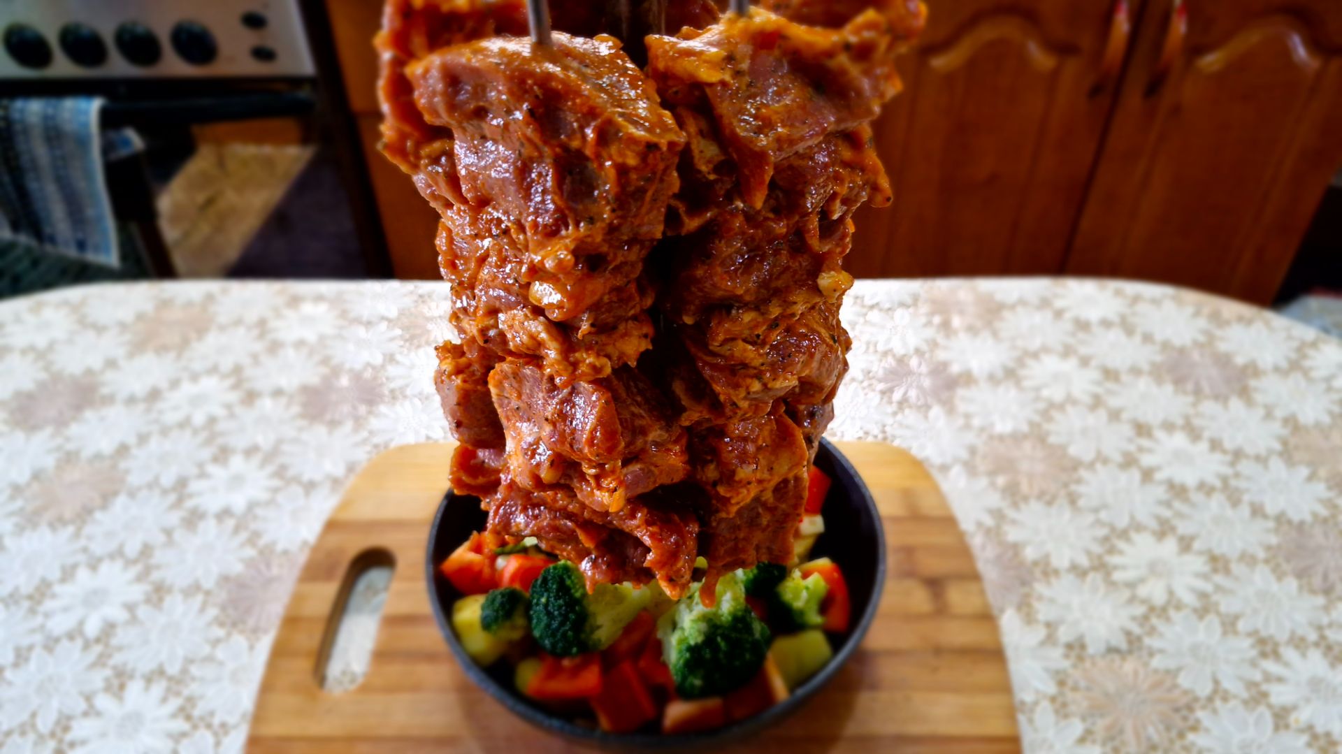 Рецепт приготовления свиной шеи с овощами в тандыре.