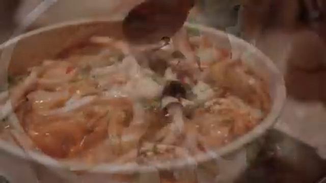 Уютный кемпинг под дождем в грузовике с собакой у дождливого озера