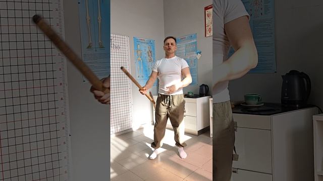 Упражнения с палками для проработки плечевых суставов и мышц спины (полное видео)