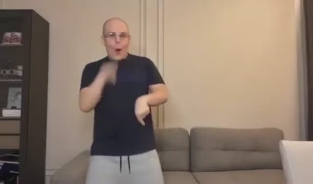 ТОКСИС ЛЫСЫЙ ПАРЕНЬ В ОЧКАХ "А Я ХОЧУ СКАЗАТЬ, ЧТО ЖЕ Я ХОЧУ СКАЗАТЬ?" ВОЗЬМИ ТЕЛЕФОН ДЕТКА