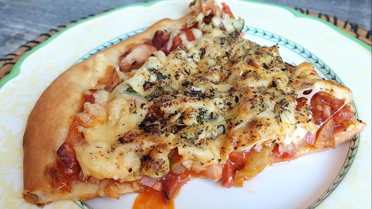 Открытый пирог с колбасными изделиями и сыром. Тесто дрожжевое на картофельном отваре.