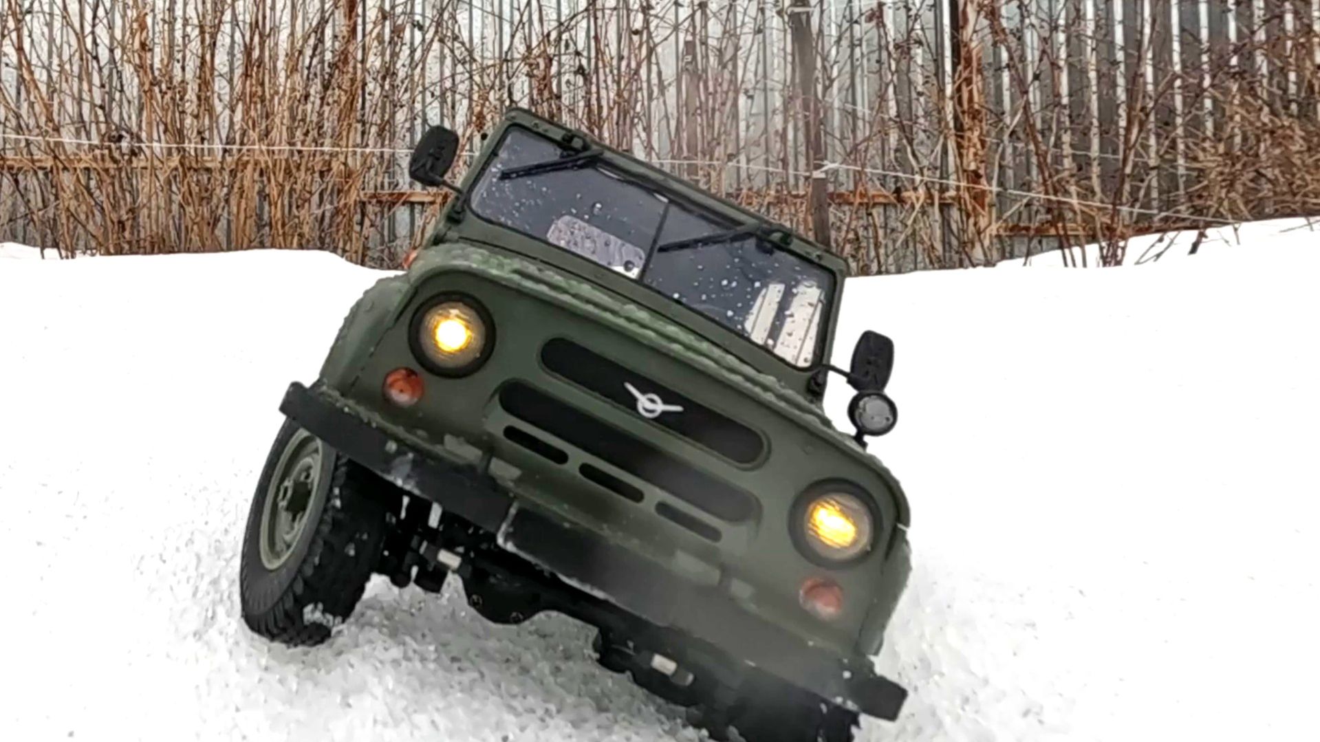 Радиоуправляемый УАЗик по талому снегу