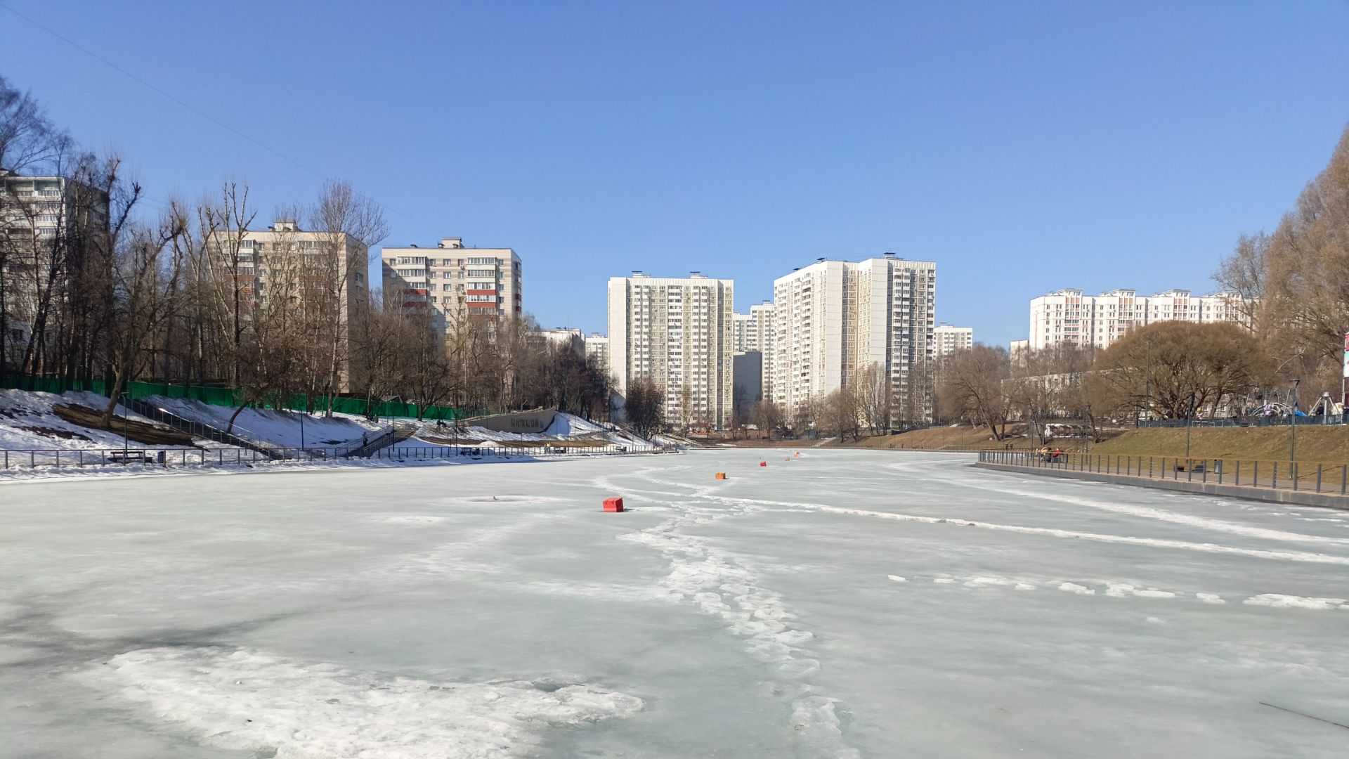 Беловежский пруд ранней весной.