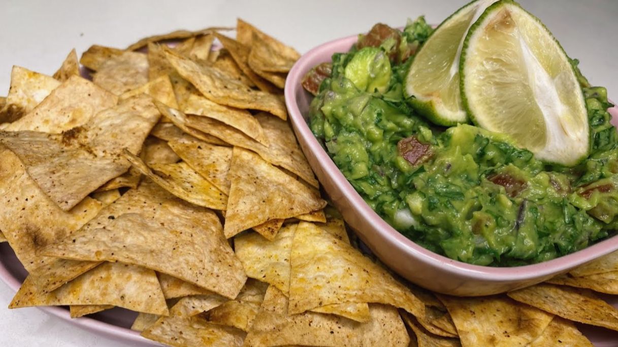 Гуакамоле с овощными чипсами.