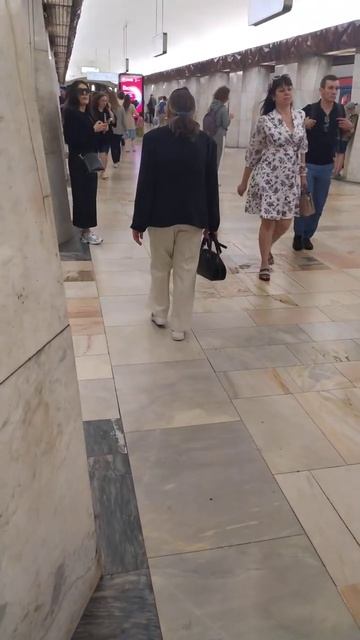 Станция метро Москва интерьер пассажир поезд Сухаревская 4