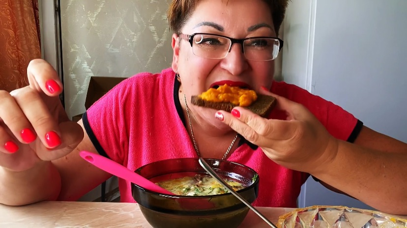 И ЩЕЙ СВАРИЛА И ИКРЫ,не подумайте,что ЗАМОРСКОЙ,просто КАБАЧКОВОЙ😉/МУКБАНГ ЩИ С КОСТОЧКАМИ(архив