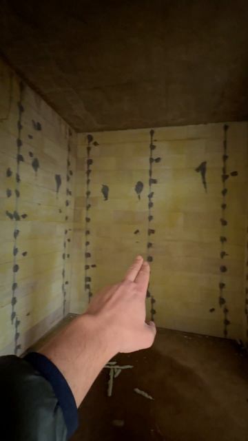 Маячки заложены, приступаем к штукатурке: гипс vs цементная основа