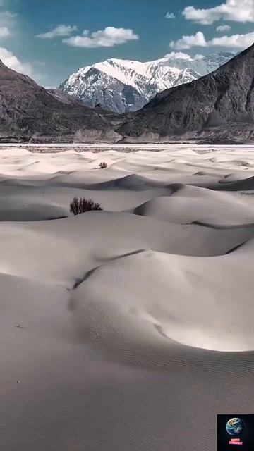 В Скарду горы и пустыни соседствуют, как два непослушных брата, создавая эпический пейзаж.  Пакистан