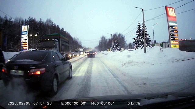 Слева поворачивает направо и при этом хамит.