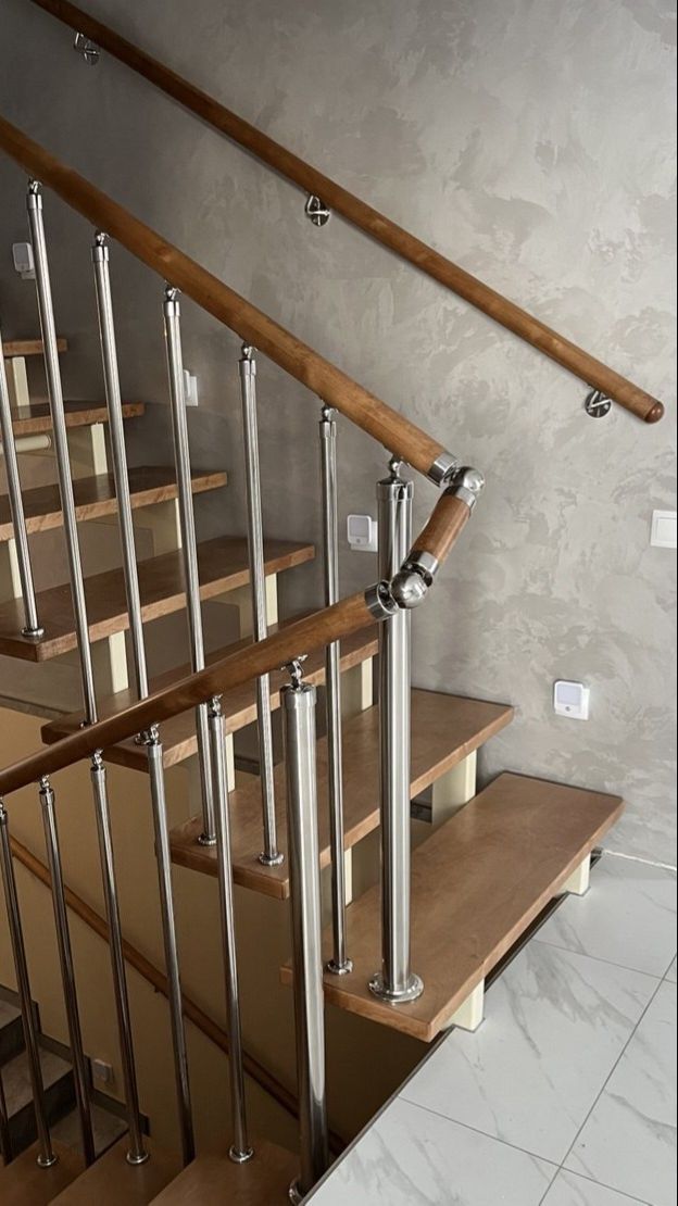 Круглый поручень из массива берёзы — экологично и надёжно!