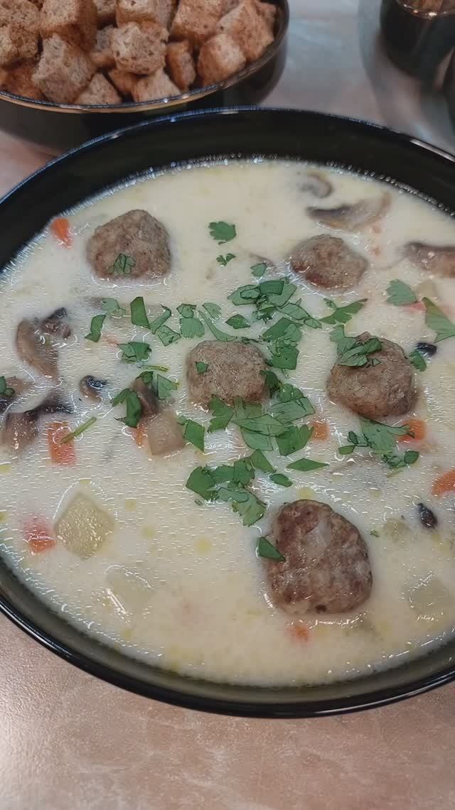 Сырный суп с грибами и фрикадельками