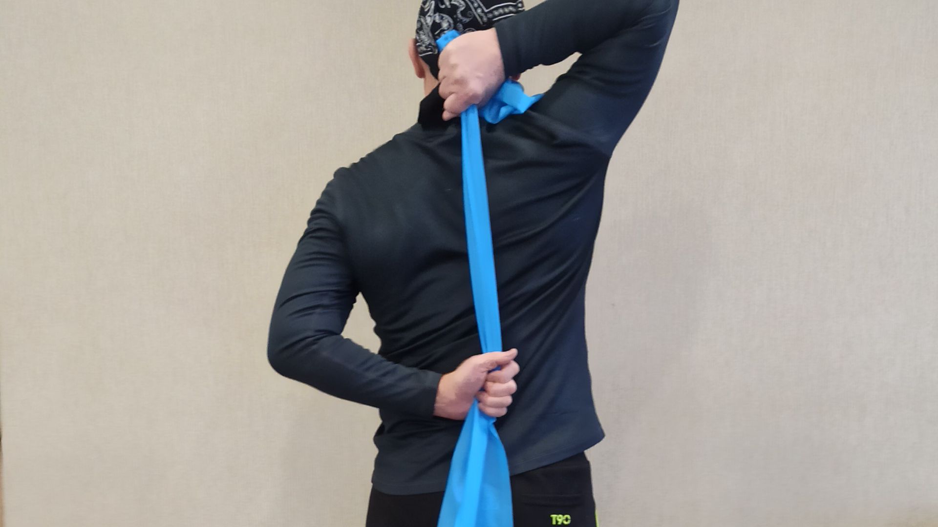 23- Растягивание ленты за спиной (Back pull)