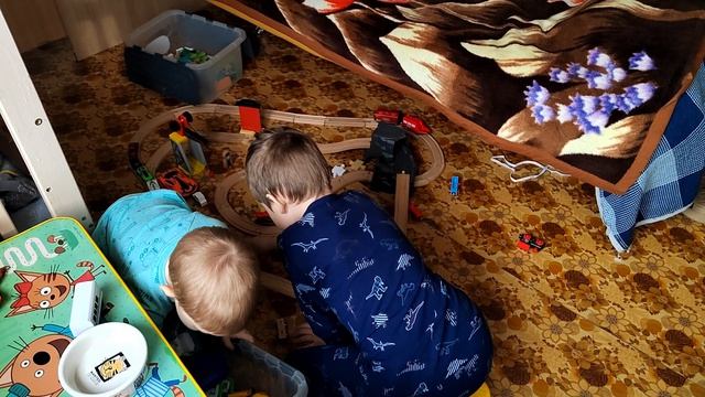 Мироша играет с деревянной дорогой. Малышу 2,3 года. Конец марта.