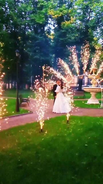 Арка из искрящихся фонтанов на свадьбе. Холодные свадебные фейерверки в СПб.