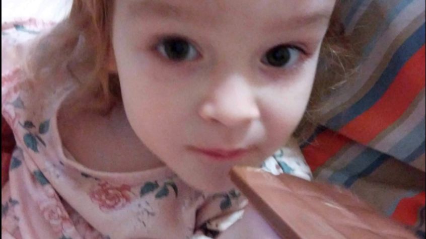 Арина и большая плитка шоколада