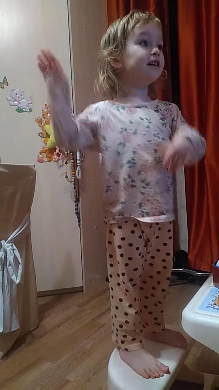 Арина танцует под Wednesday Dance