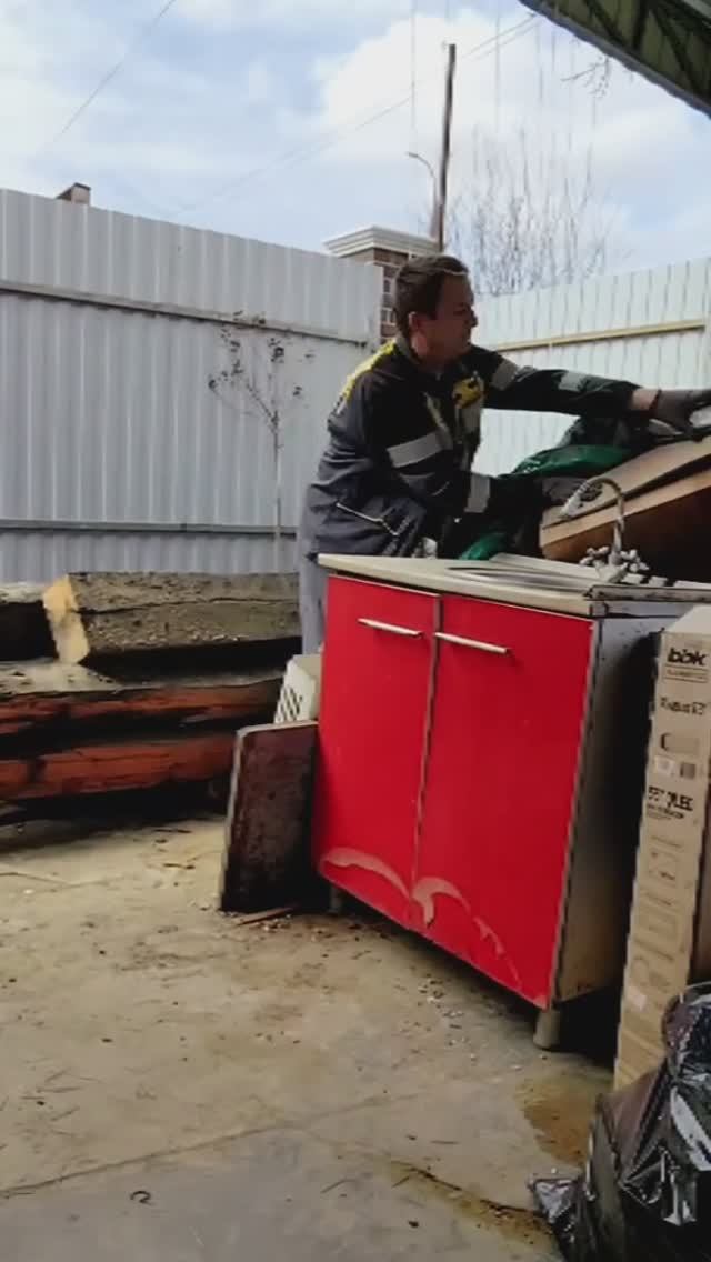 №2-48 Наводим порядок во дворе в одном месте. И в другом наводим беспорядок. 22.03.2026г. День 74