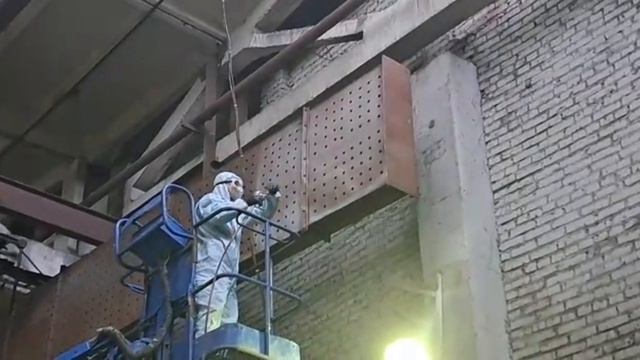 Грунтование цеха на производстве стен и потолка на высоте до 16 метров.