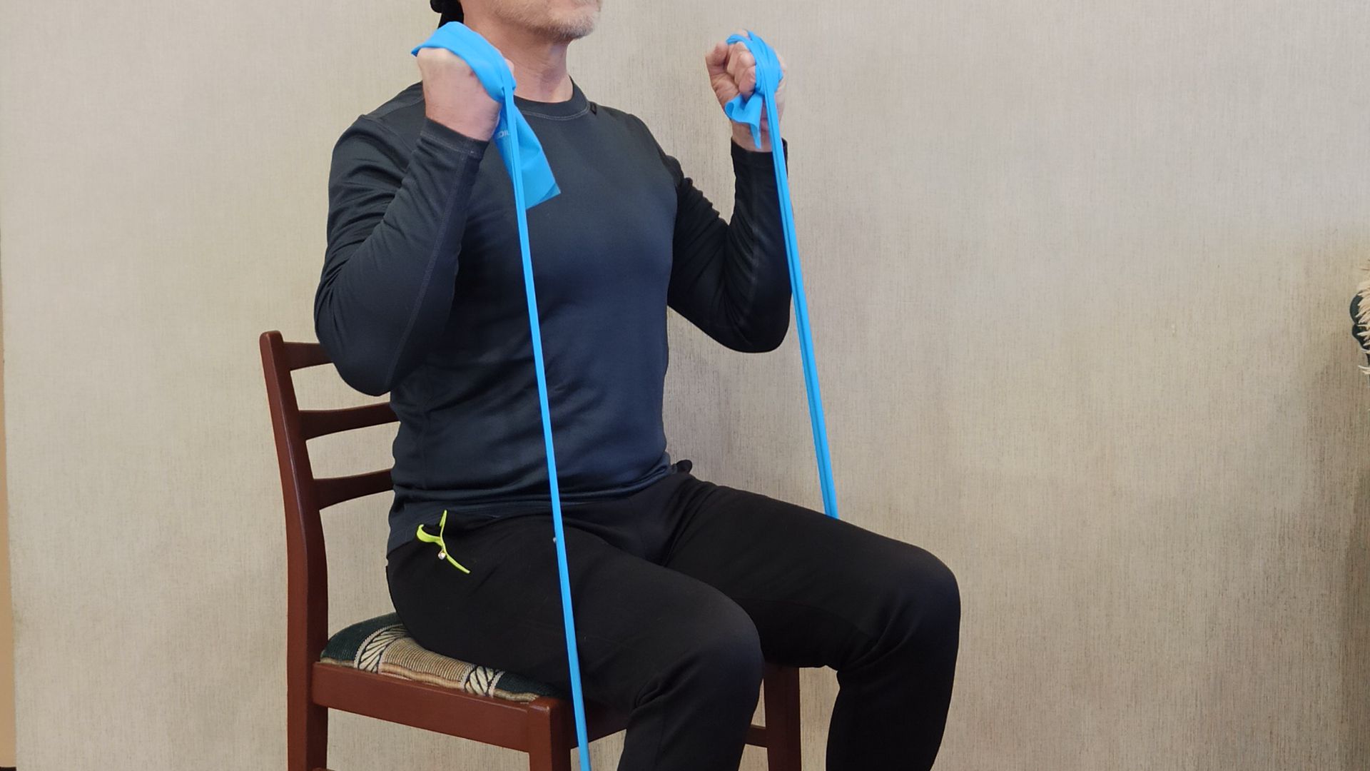 24- Сгибание рук сидя (Arm curl)