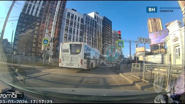 В Воронеже водитель автобуса проехал на красный свет светофора