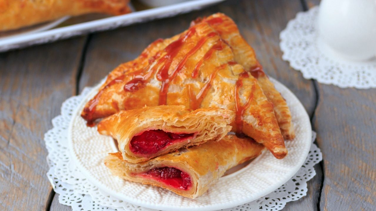 🥐 Простые пирожки из слоеного теста с клубникой. 🍓 Я использовала замороженные ягоды.