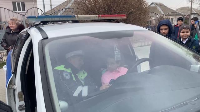 Патрульный автомобиль, реальные истории и важные правила: школьный час безопасности в Анапе