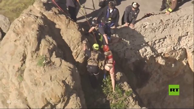 سان فرانسيسكو.. إنقاذ امرأة عالقة على الصخور فوق أمواج عاتية