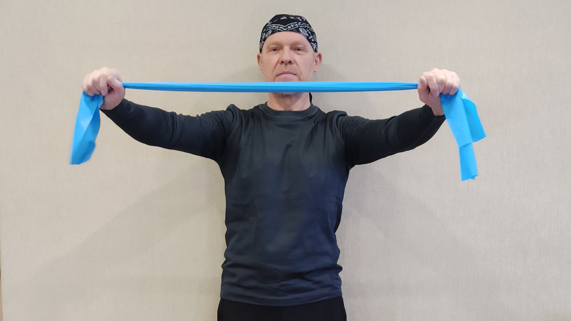 22- Растягивание эспандера перед грудью (Chest pull)