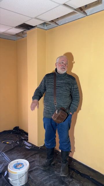 Продолжаем лепить конфетку. Линолеум уложен, стены окрашены, ждем электрика #стройка #ремонт #дом