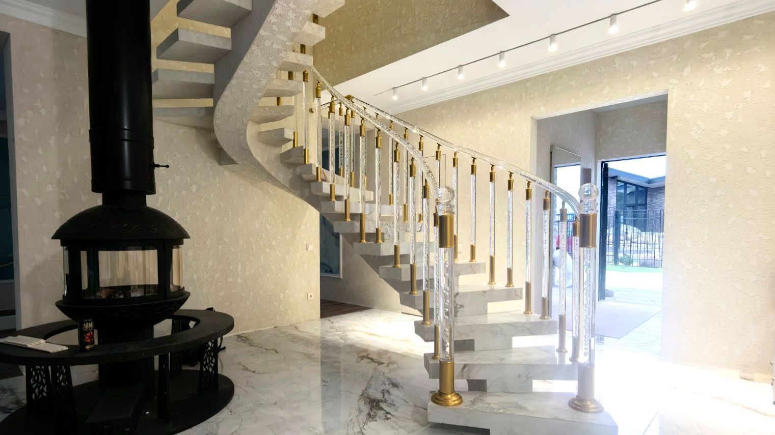 Радиусный прозрачный поручень с пузырьками — новый тренд в интерьере!