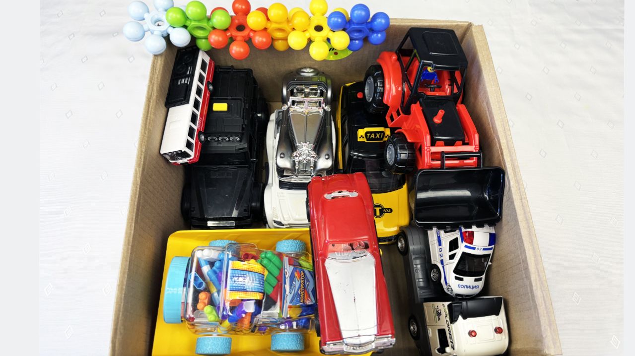 Мультики про машинки для детей и малышей. Яркие игрушечные машинки - кто быстрее. Мультики залипалки