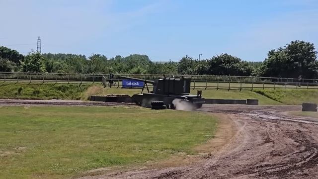 Снаряд весом с человека и отдача, которая сдвигала пятидесятитонный танк