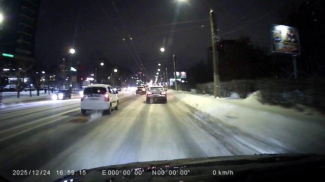 Троллейбус в гололёд пролетает на красный.