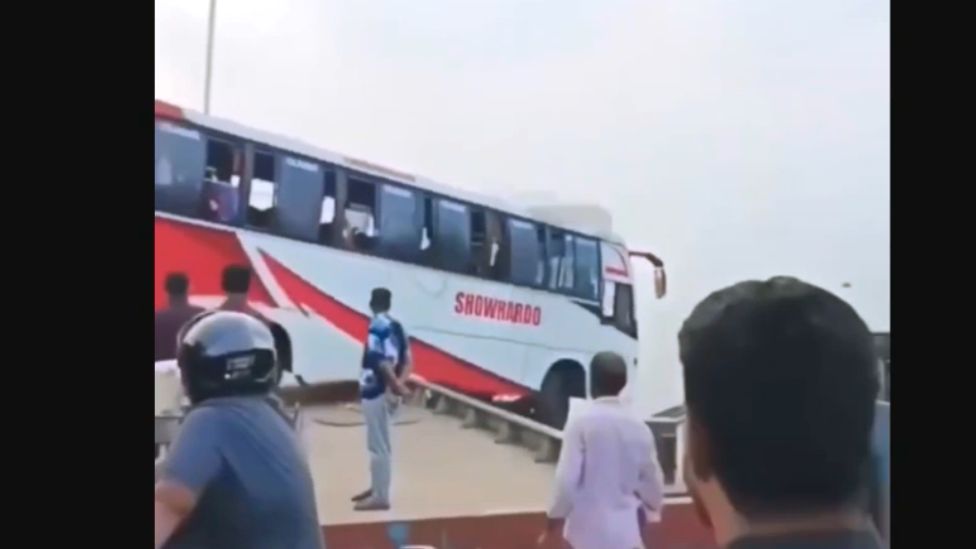 ПАДЕНИЕ АВТОБУСА В РЕКУ. Погибли минимум 18 человек.