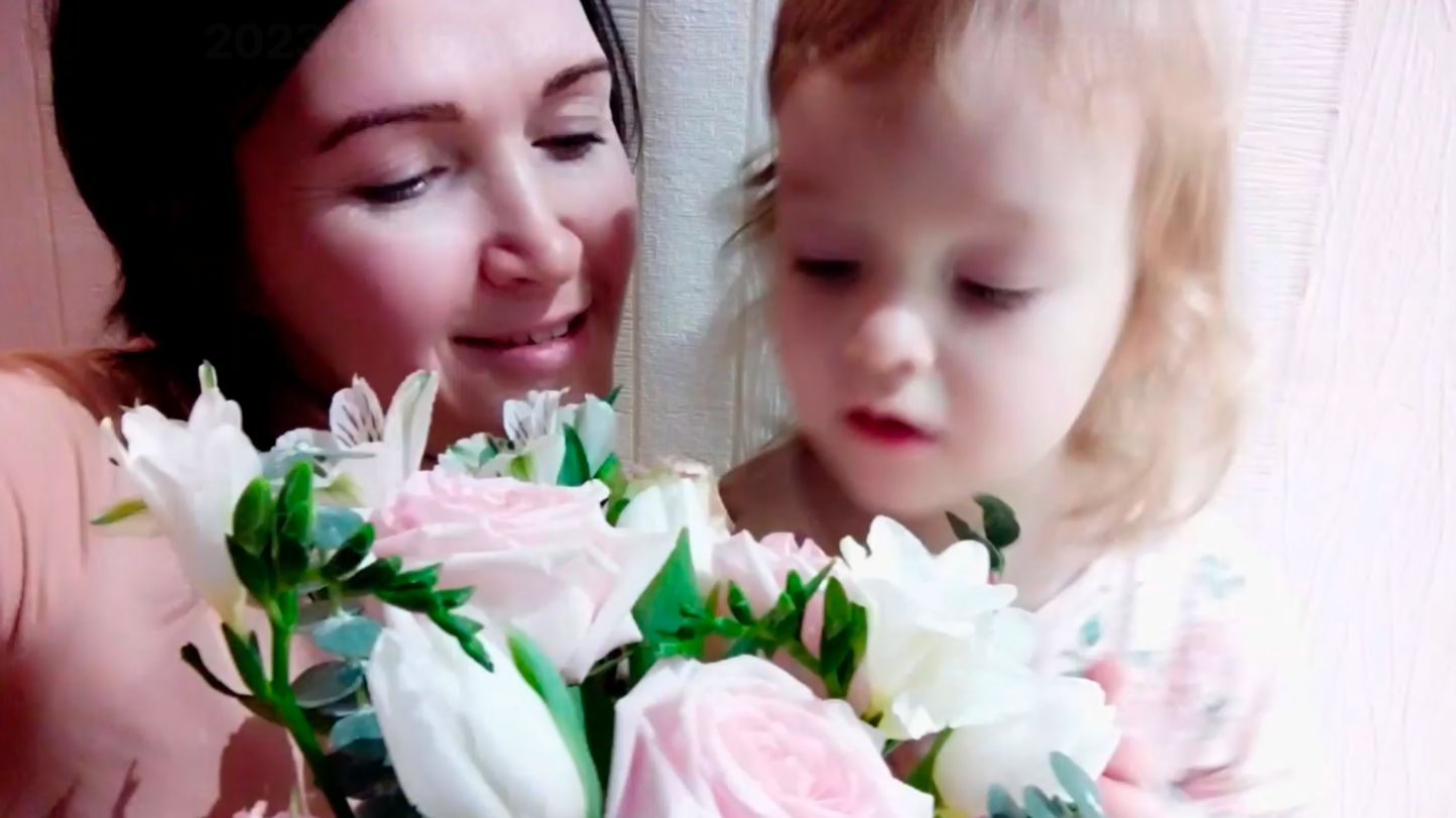 Арина, Маша и красивый букет цветов