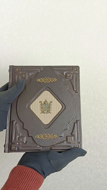 Подарочная книга-альбом «Санкт Петербург с пригородами» (английский язык) в кожаном переплете