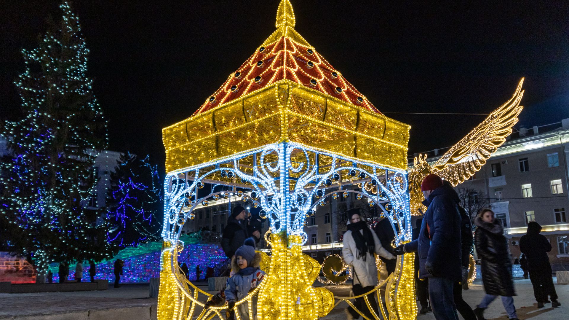 Светодиодная уличная композиция "Белочка в домике" для уличного использования