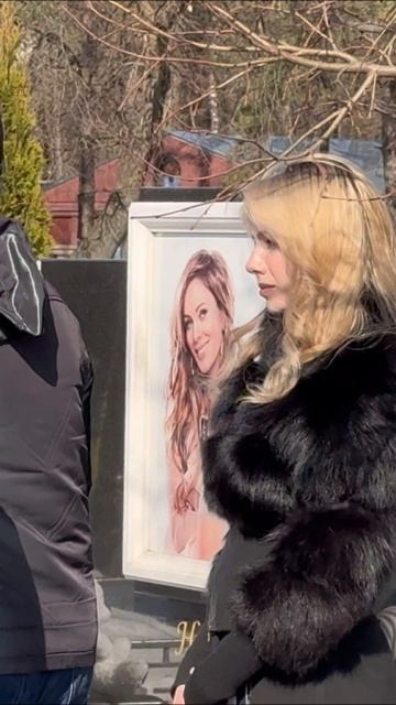Дочь Юлии Началовой Вера Алдонина пришла в день рождения мамы на её могилу … ❤️ 16 марта 2026 год